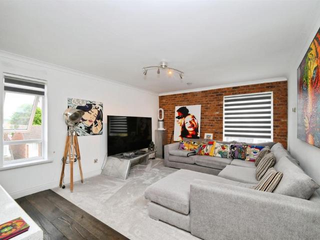 2 bedroom flat for sale