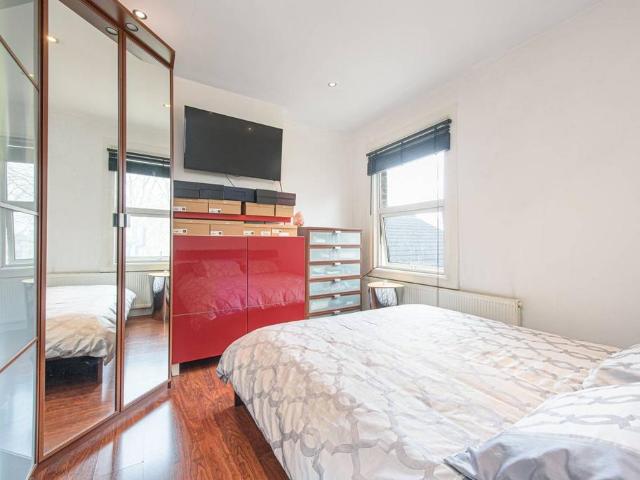 3 bedroom flat for sale