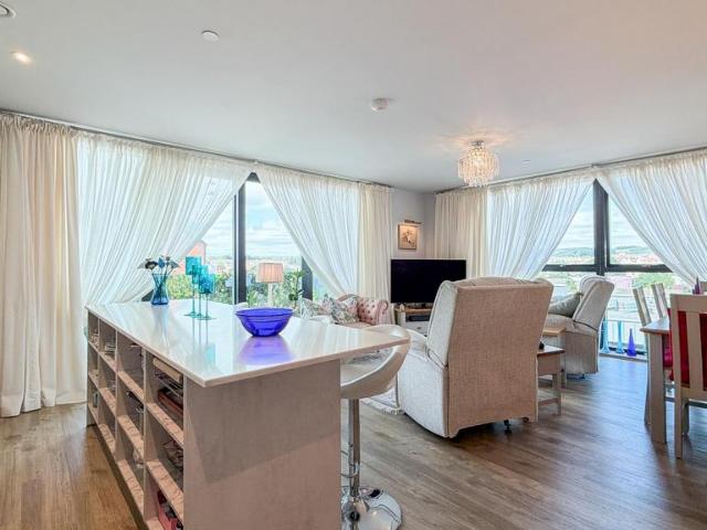 2 bedroom flat for sale
