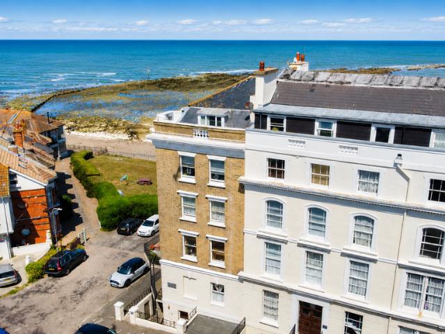 2 bedroom flat for sale
