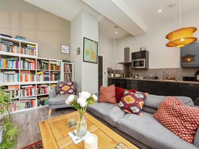 2 bedroom flat for sale