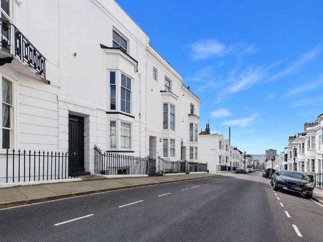 2 bedroom flat for sale