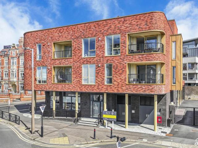 2 bedroom flat for sale