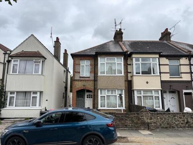 2 bedroom flat for sale in 40 Seaforth Avenue, Southend on sea, Essex, SS2