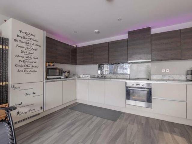 2 bedroom flat for sale in 40 Stoke Road, Slough, SL2