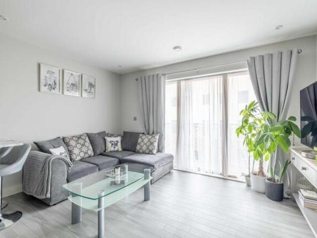 2 bedroom flat for sale in 40 Stoke Road, Slough, SL2