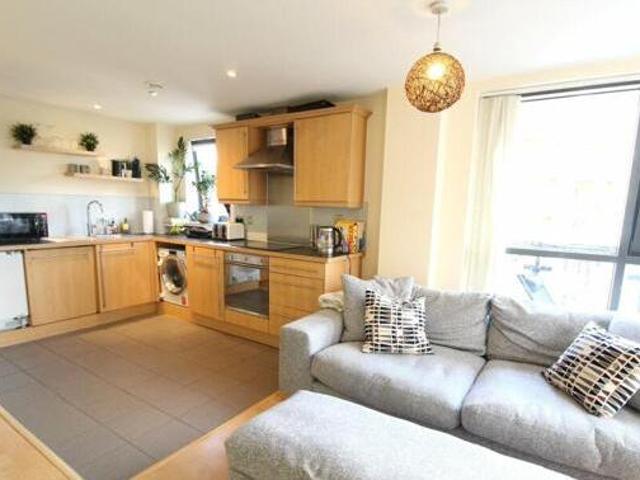 2 Bedroom Flat For Sale In 5 City Walk, Leeds