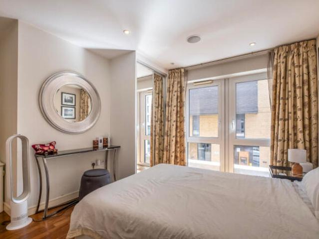 2 bedroom flat for sale in 5 Enterprise Way, London, SW18