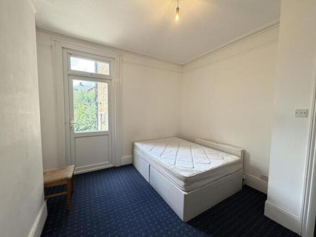 2 bedroom flat for sale in 67a Hencroft Street South, Slough, Berkshire, SL1