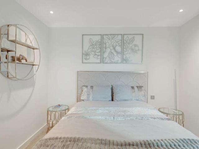 2 bedroom flat for sale in 10 Marsh Wall, London, E14 9GU, E14
