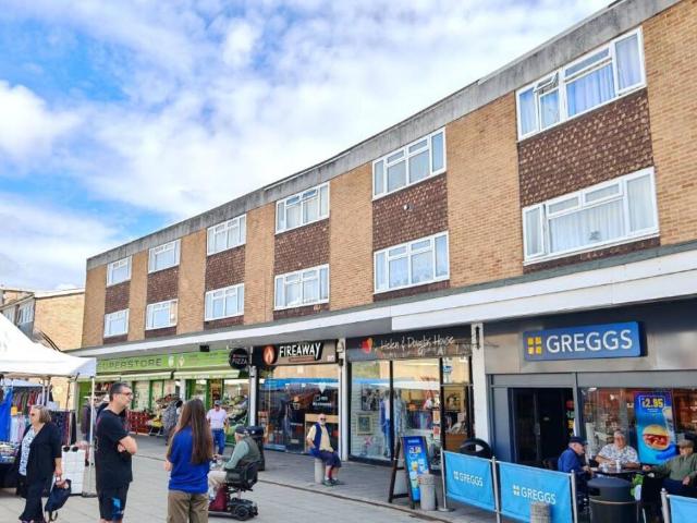2 bedroom flat for sale in 162 Crockhamwell Road, Woodley, Reading, Berkshire, RG5 3JH, RG5