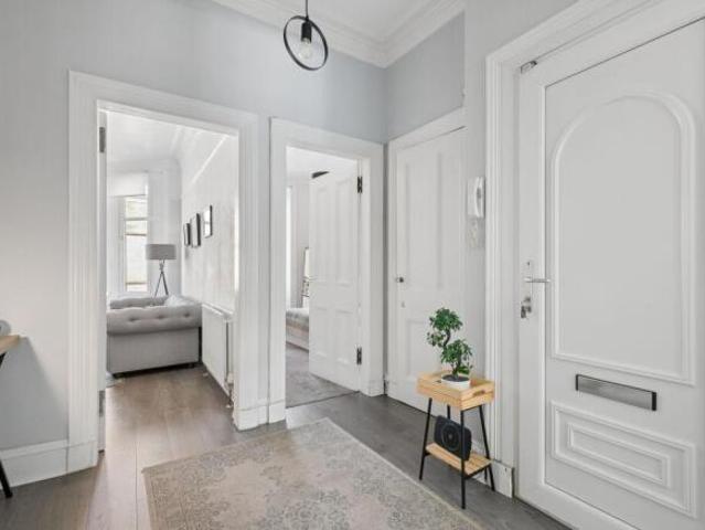 2 bedroom flat for sale in 18 Waverley Gardens, Shawlands, G41