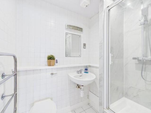 2 bedroom flat for sale in Tanfields, Vachel Road, Reading, Berkshire, RG1