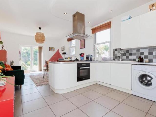 2 bedroom flat for sale in Tennyson Road, Worthing, BN11