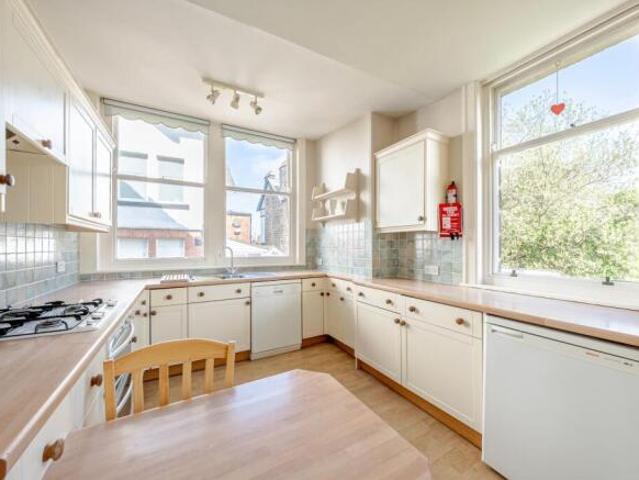 2 bedroom flat for sale in Tewit Well Road, Harrogate, HG2