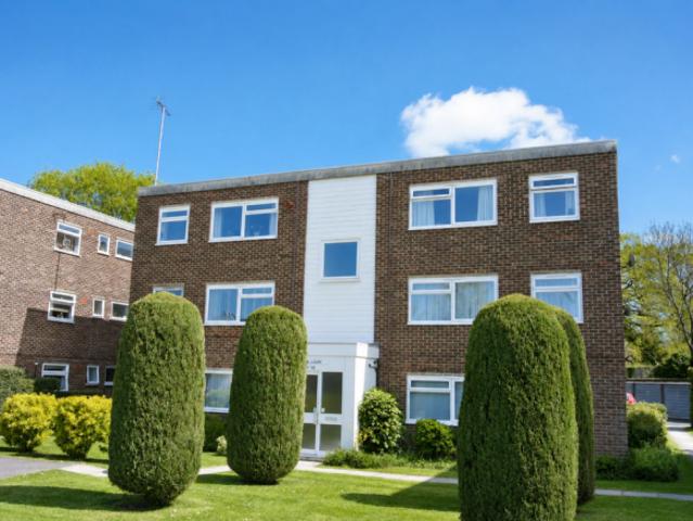 2 bedroom flat for sale in Thornton Close, Guildford, GU2
