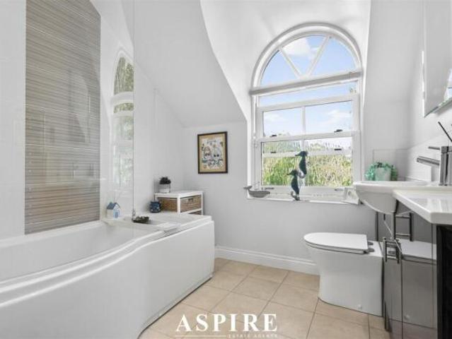 2 bedroom flat for sale in Thorpe Hall Avenue, Thorpe Bay, Southend On Sea, SS1