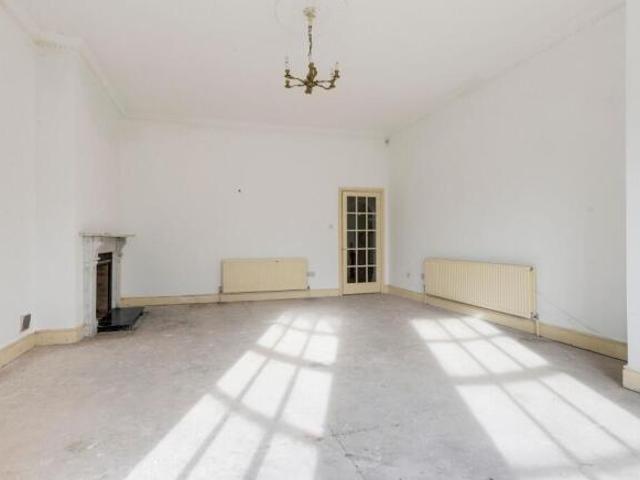 2 bedroom flat for sale in The Cedars, Nottingham, NG5