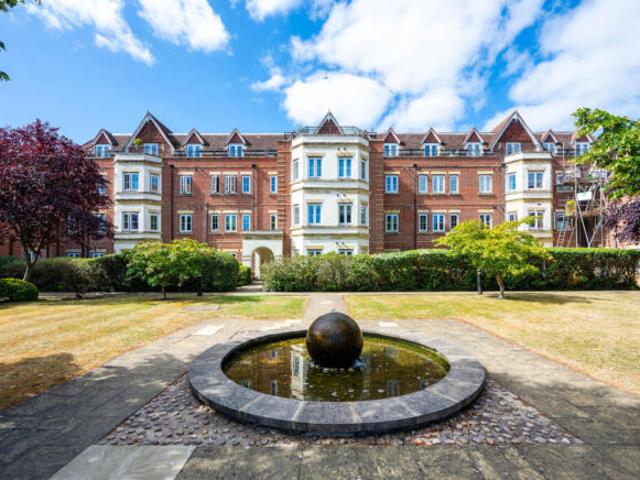 2 bedroom flat for sale in The Cloisters, Guildford, GU1