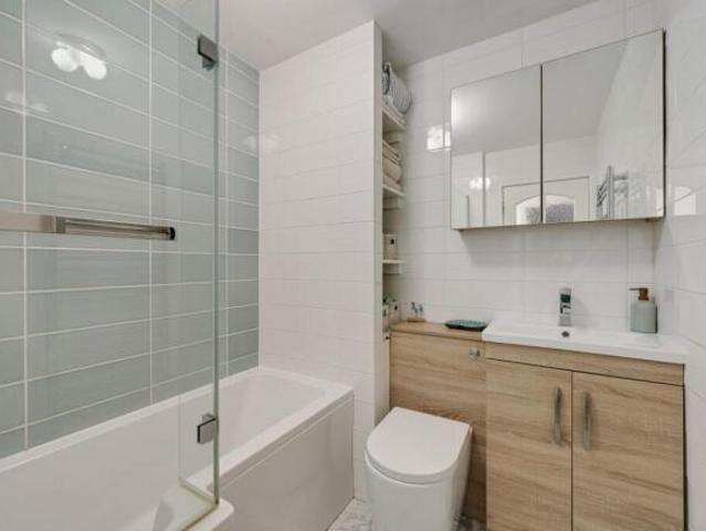 2 bedroom flat for sale in The Avenue, Oaklands, BR3