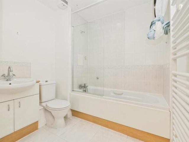 2 bedroom flat for sale in The Gateway, Watford, WD18