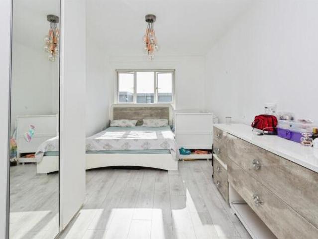 2 bedroom flat for sale in The Gateway, Watford, WD18