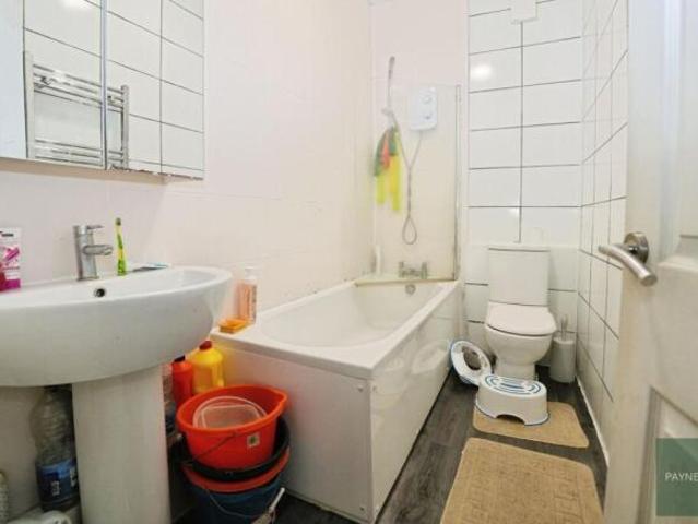 2 bedroom flat for sale in The Drive, Ilford, IG1