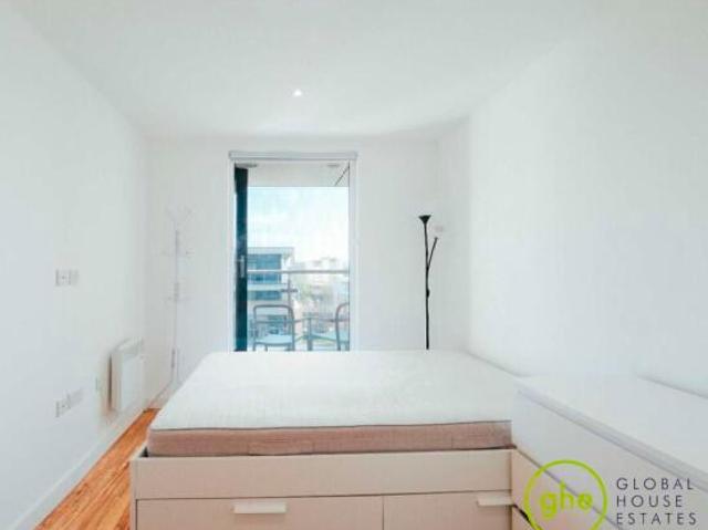 2 bedroom flat for sale in The Exchange, Salford Quays, Manchester, M5