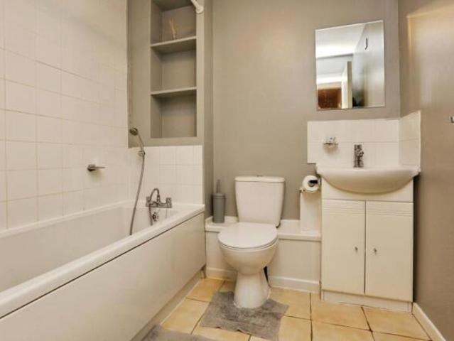 2 bedroom flat for sale in The Oaks, Southampton, Hampshire, SO19