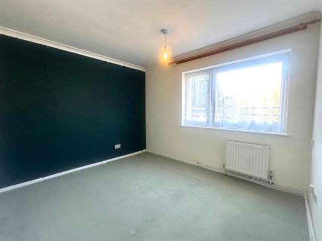2 bedroom flat for sale in The Spinney, Watford, WD17