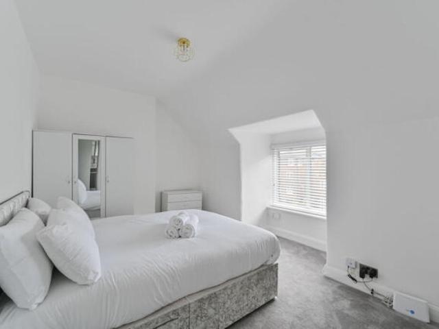 2 bedroom flat for sale in Thrale Road, Furzedown, London, SW16
