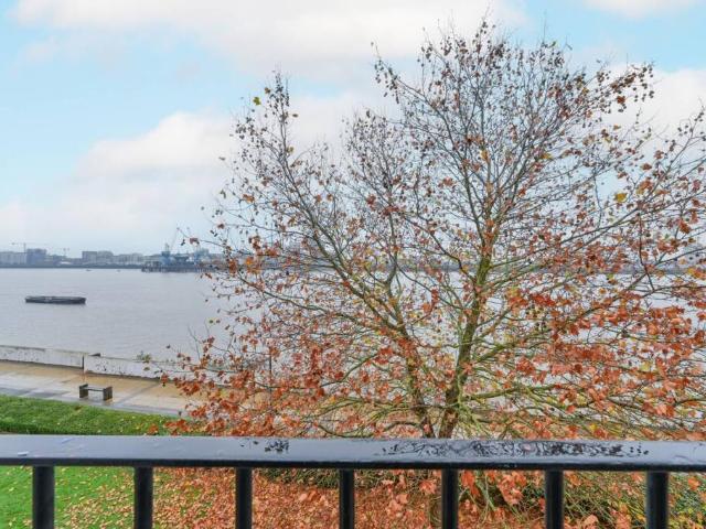 2 bedroom flat for sale in Tideside Court, Woolwich, London, SE18