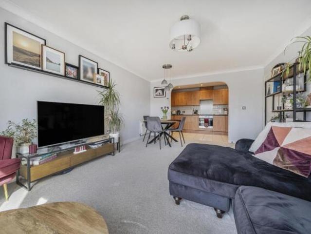 2 bedroom flat for sale in Town Centre Riverside development, Berkshire, RG1
