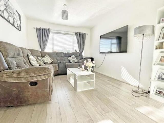 2 bedroom flat for sale in Trenchard Crescent, Springfield, Chelmsford, CM1