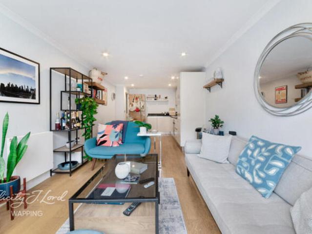 2 bedroom flat for sale in Trinity Mews, London E1