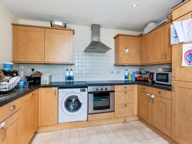 2 bedroom flat for sale in Tuns Lane, Slough, SL1
