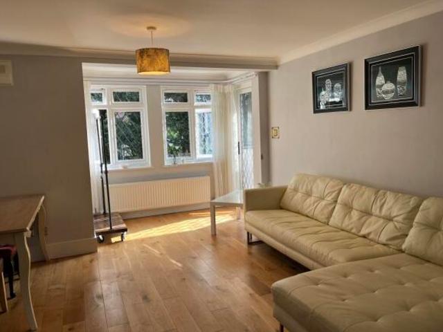 2 bedroom flat for sale in Tudor Lodge, Holden Road, Woodside Lane To Westbury Road, Barnet, London, N12
