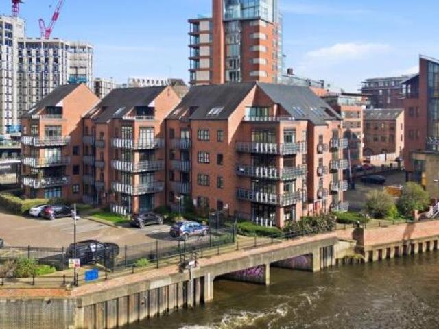 2 bedroom flat for sale in Turlow Court, Leeds, LS9