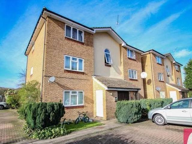 2 bedroom flat for sale in Turnberry Court South Oxhey WD19 WD19