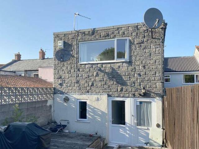2 bedroom flat for sale in Underhill Close Street BA16
