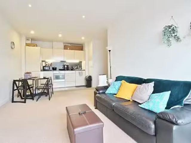 2 Bedroom Flat For Sale In Union Lane, Isleworth, TW7