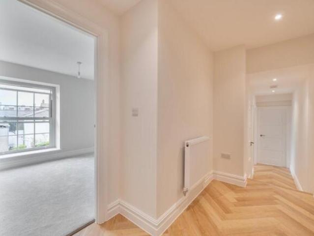 2 bedroom flat for sale in Upper High Street, Winchester, Hampshire, SO23
