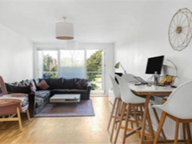 2 Bedroom Flat for Sale in Upper North Road