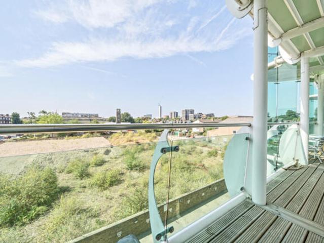 2 bedroom flat for sale in Uxbridge Road, London, W5