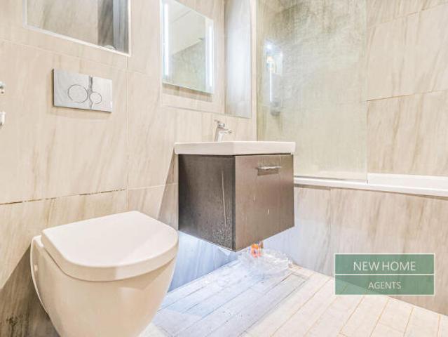 2 bedroom flat for sale in Vanburgh Court, 40 Stoke Road, Slough, SL2 5XQ, SL2
