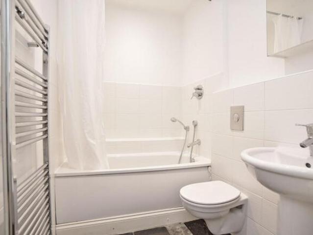2 bedroom flat for sale in Valley Drive, Cecil Court, HG2