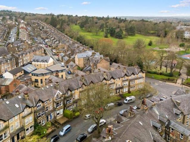 2 bedroom flat for sale in Valley Drive, Harrogate, HG2
