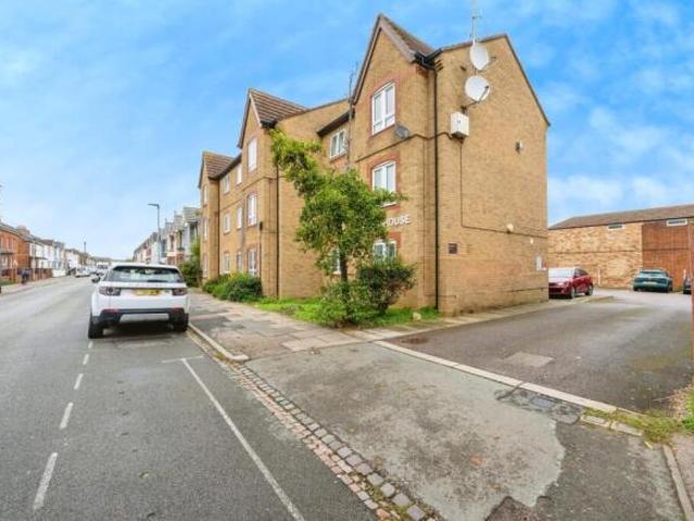 2 bedroom flat for sale in Victoria Road, Bedford, Bedfordshire, MK42