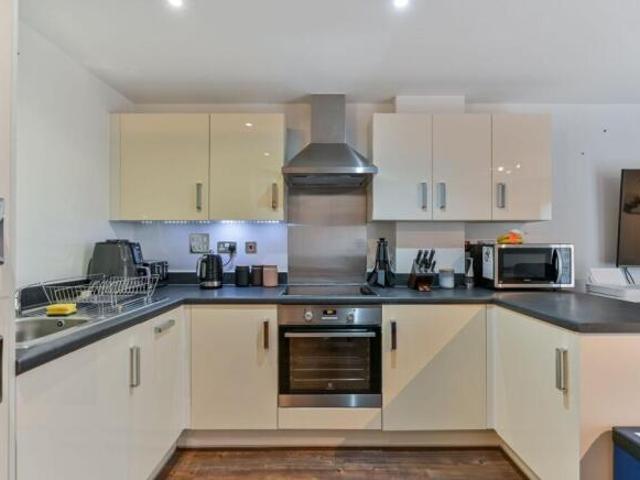 2 bedroom flat for sale in Victoria Road, Surbiton, KT6