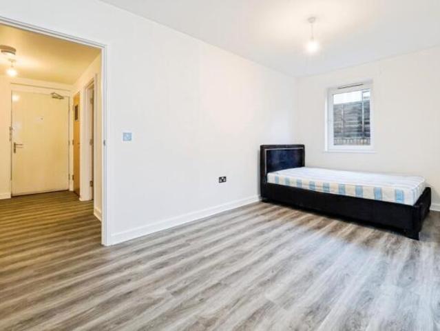 2 bedroom flat for sale in Walton Road, Manor Park, London, E12